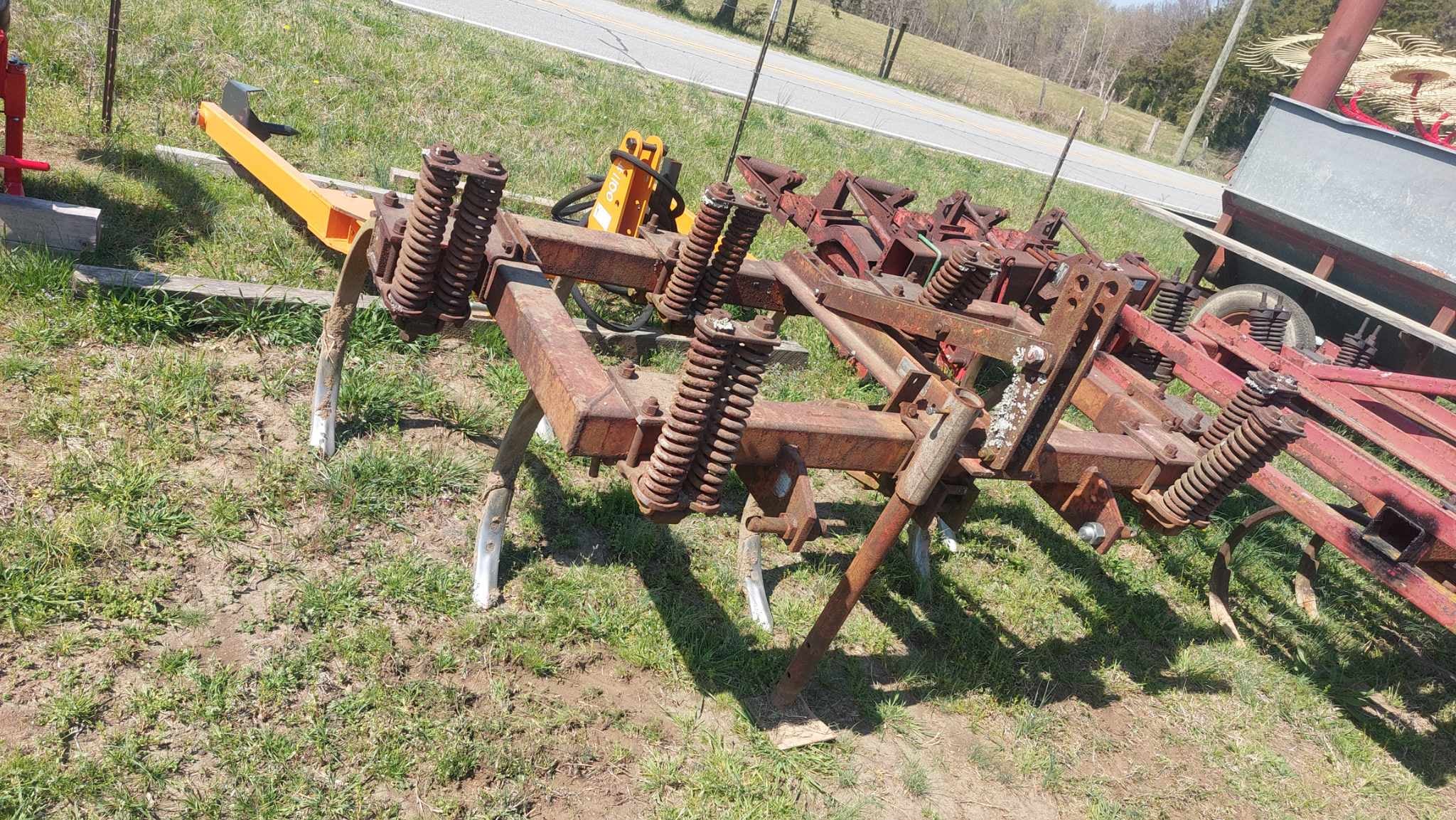 Used - 7 Shank Chisel Plow - LS32725 | Ivey's Equipment